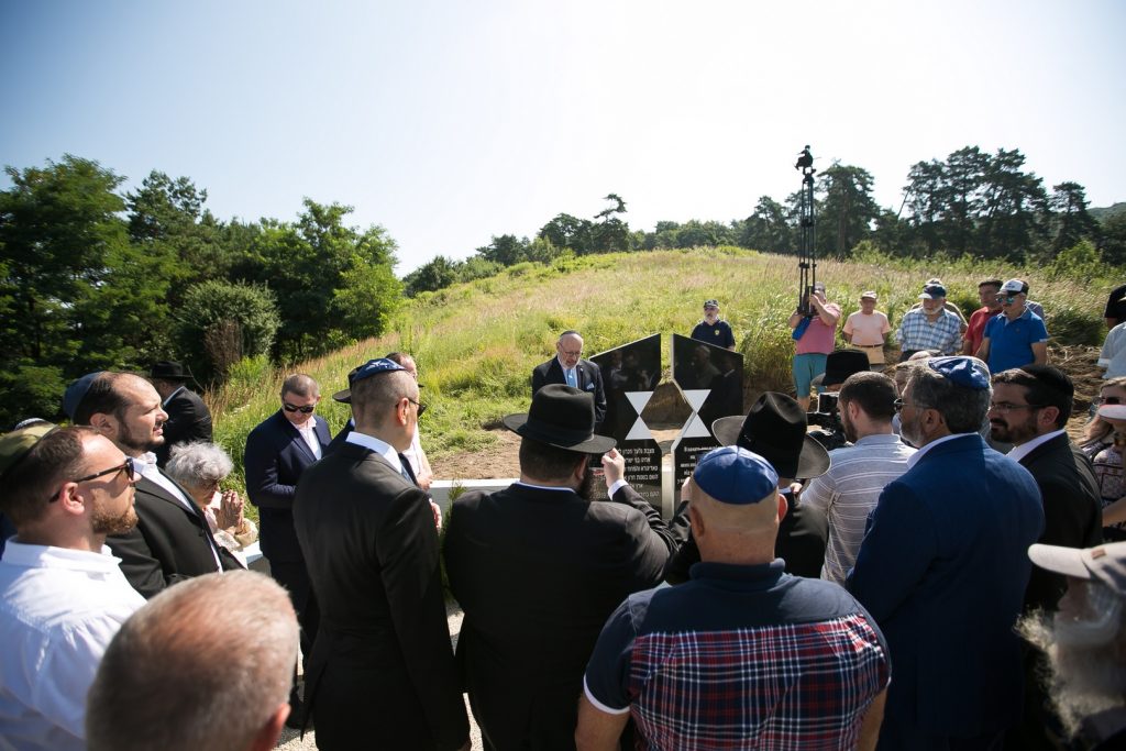Chernivtsi: Memorial monument placed on mass grave of pogrom victims ...