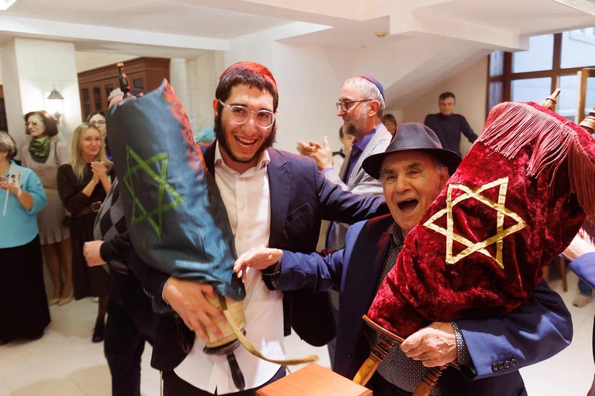Siberia: A New Torah Scroll Brings Special Joy to the Krasnoyarsk Jewish Community - The ...